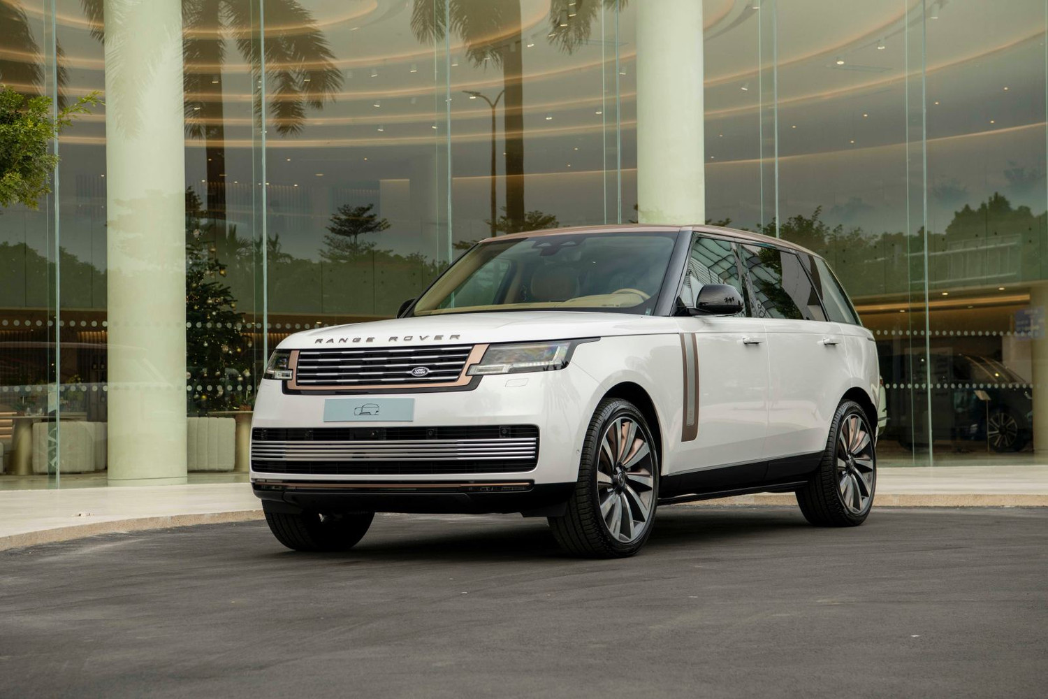 Khám phá 'kiệt tác' Range Rover SV 2023 tại Việt Nam | Thương gia ...