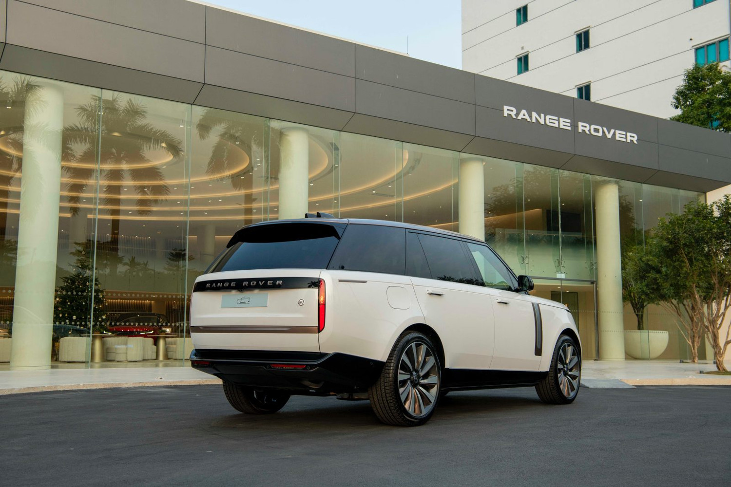 Khám phá 'kiệt tác' Range Rover SV 2023 tại Việt Nam | Thương gia ...