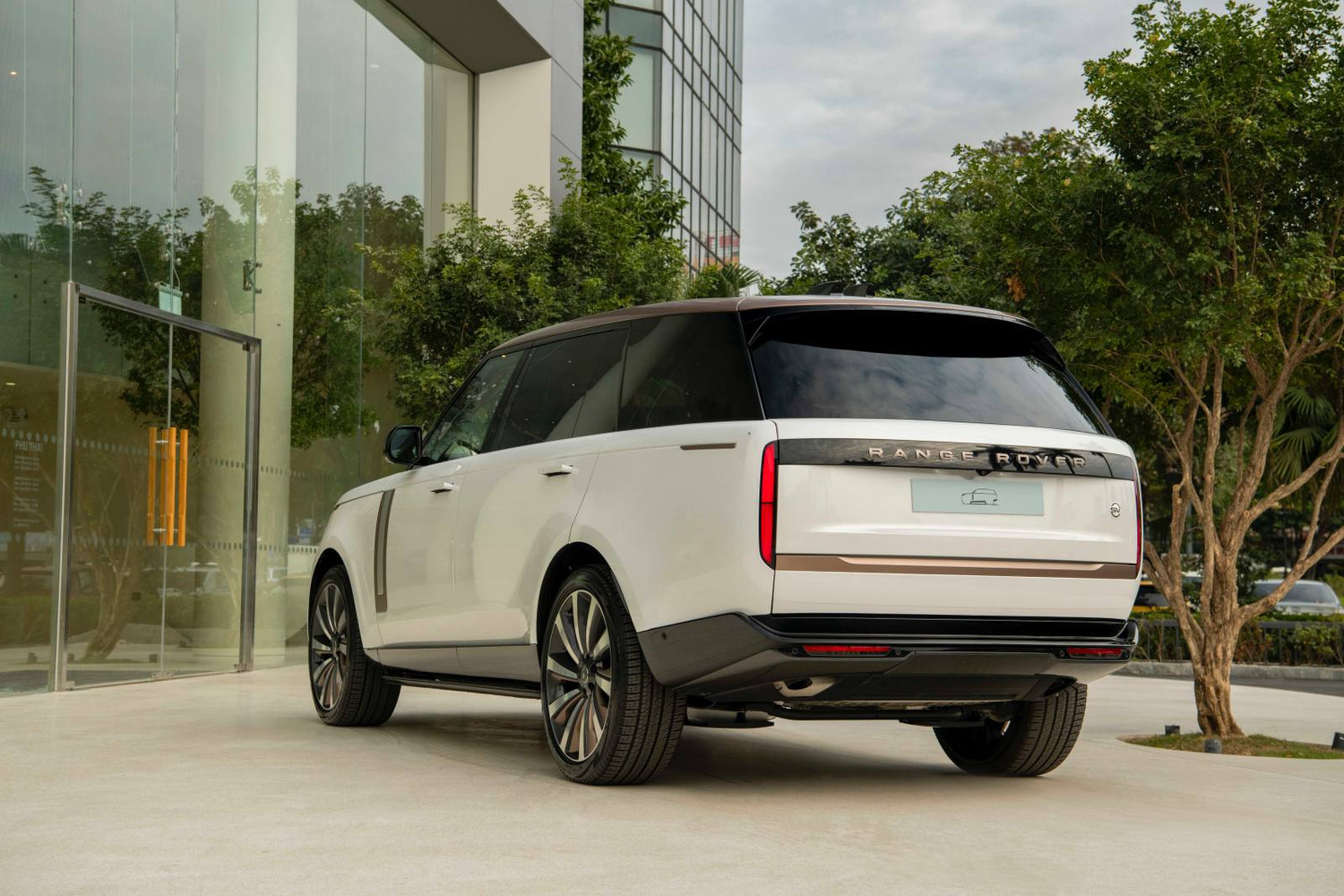 Khám phá 'kiệt tác' Range Rover SV 2023 tại Việt Nam | Thương gia ...