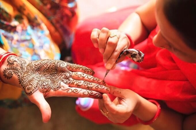 Mốt vẽ henna lên mặt bị chỉ trích | Thương gia - Thông tin cập nhật ...