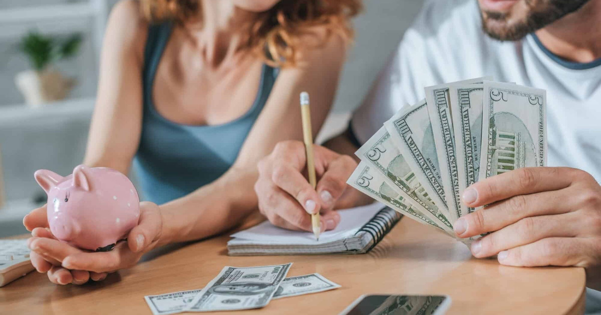 Thu nhập vợ vượt xa chồng, quản lý tiền thế nào “êm” trong hôn nhân?
