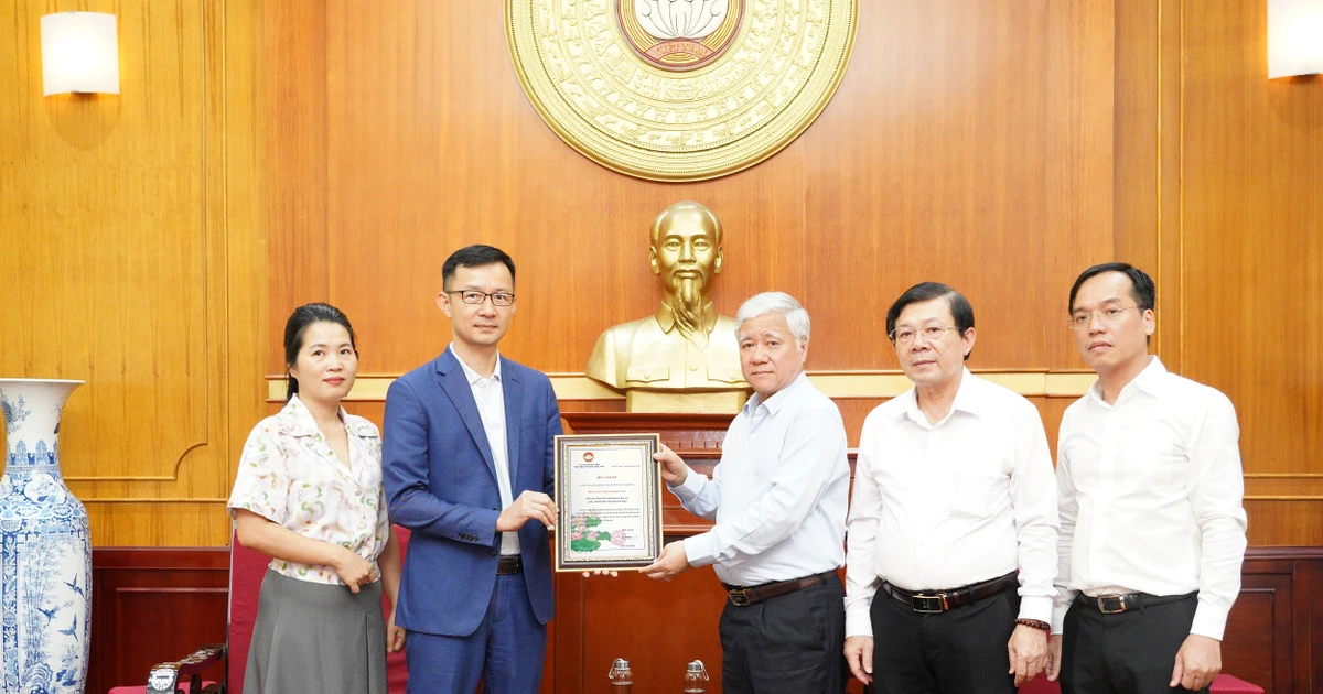 Tập đoàn ROX ủng hộ tiền xây lại nhà cho nạn nhân bão Yagi