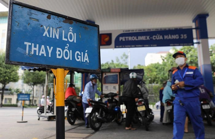 Giá xăng dầu đồng loạt tăng, E5RON92 lên hơn 21.500 đồng/lít | Thương ...