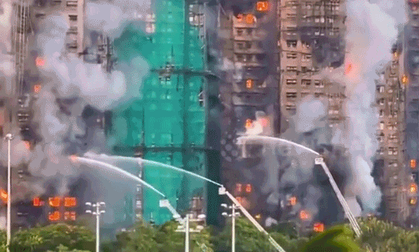 Hỏa hoạn bùng phát từ giàn giáo khiến các tòa chung cư chìm trong biển ...